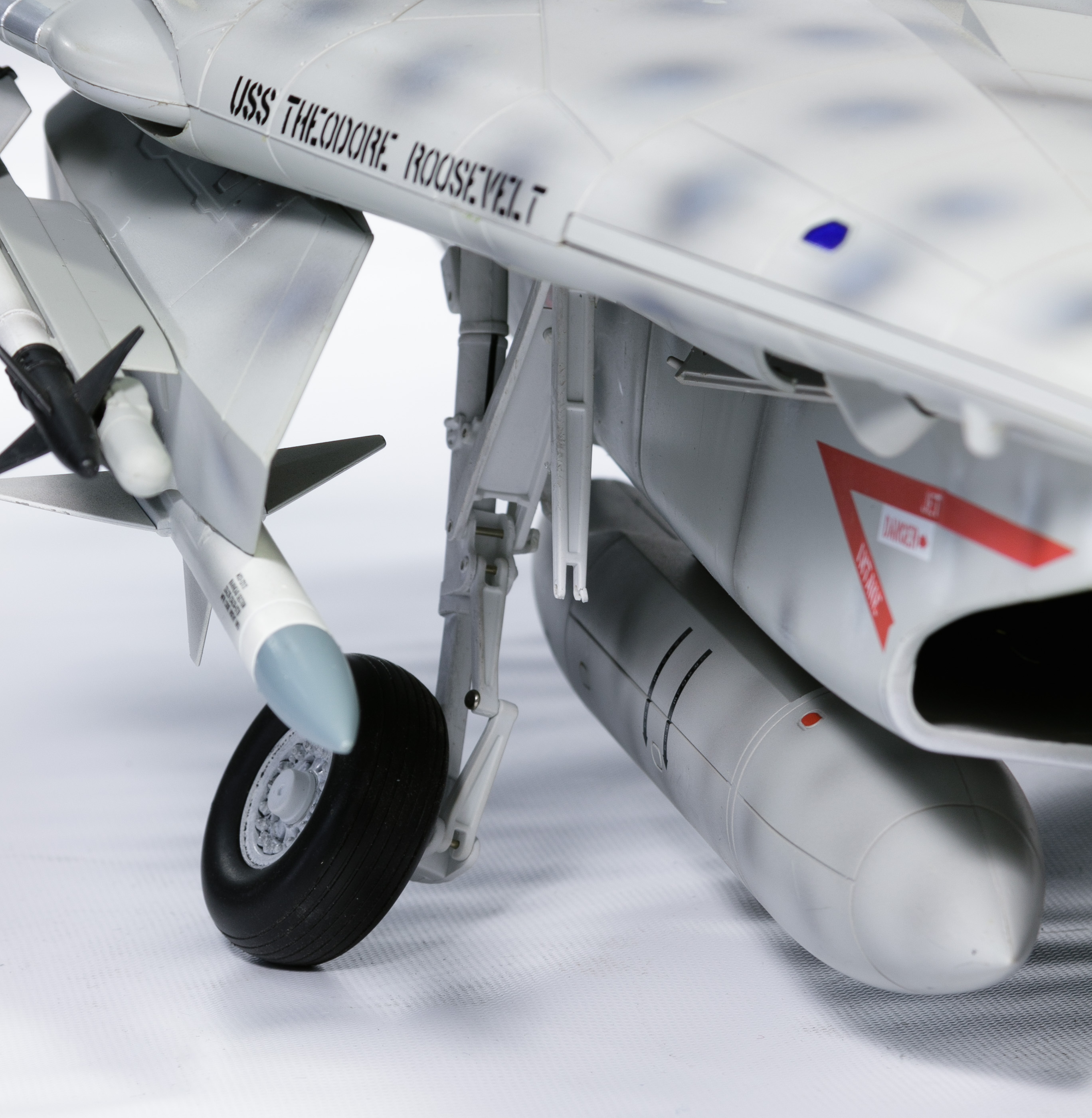JSI F-14A Tomcat 1:18 Model Airplane - Apr 22, 2018 | Leonard Auction ...