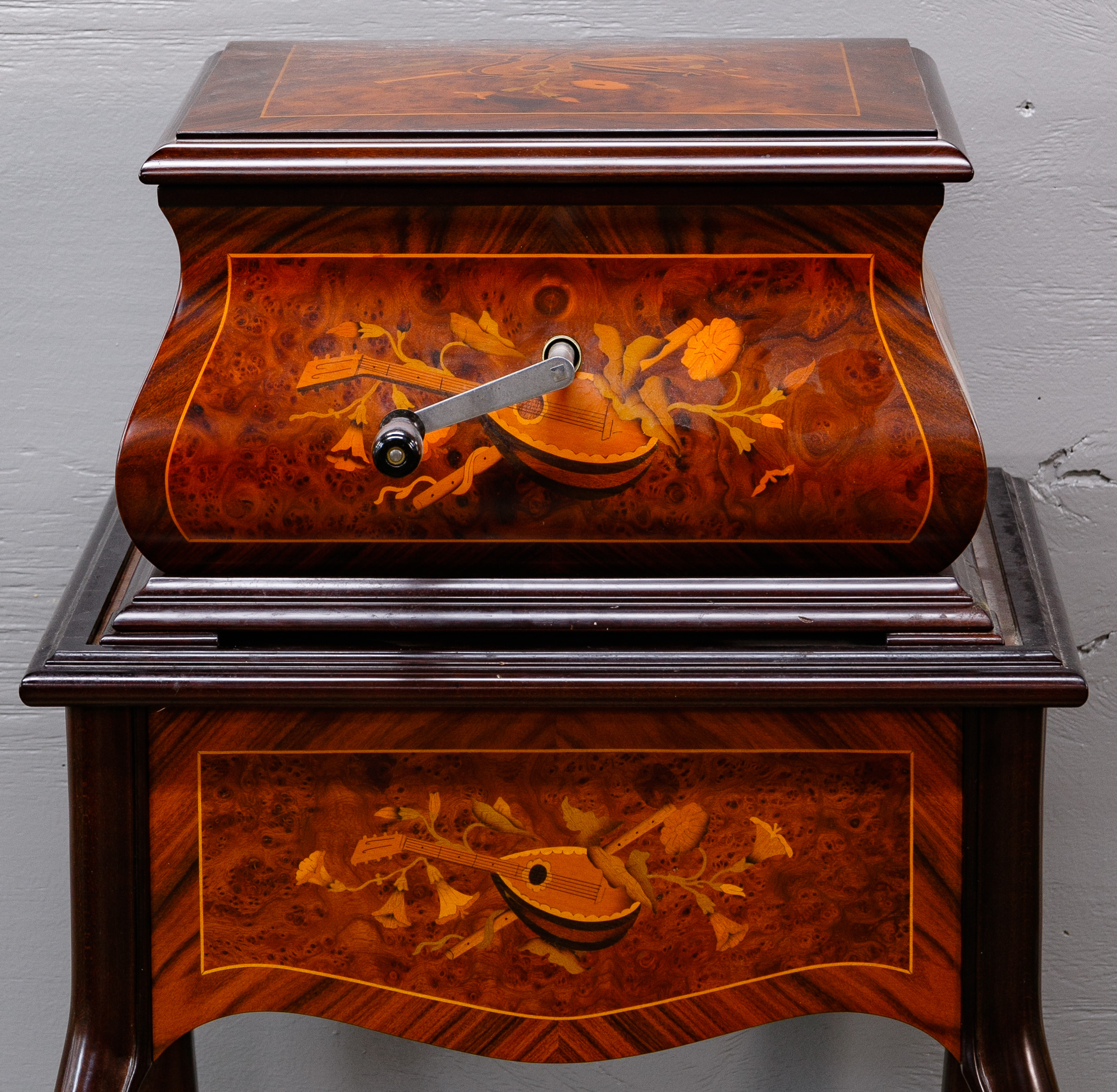 Porter Music Box and Stand - Aug 19, 2018 | Leonard Auction, Inc. in IL